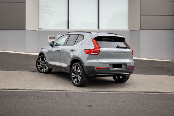 Demo 2025 Volvo XC40 Ultra B4 Dark #N19014 Greenlane
