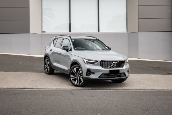 Demo 2025 Volvo XC40 Ultra B4 Dark #N19014 Greenlane