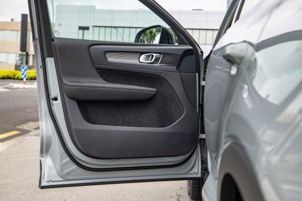 Demo 2025 Volvo XC40 Ultra B4 Dark #N19014 Greenlane